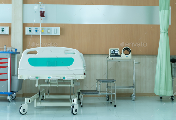 Hospital bed in emergency room with equipment ready for emergencies ...