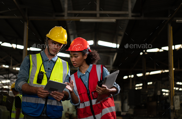 The foreign chief engineer came to inspect the old mechanical factory ...