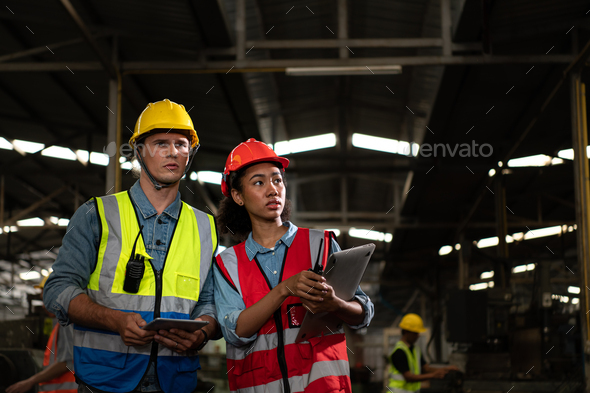 The foreign chief engineer came to inspect the old mechanical factory ...