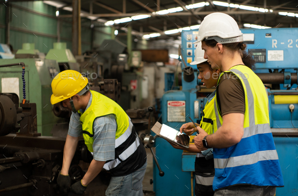 The foreign chief engineer came to inspect the old mechanical factory ...