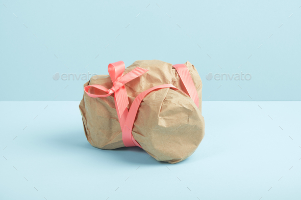 Photo camera wrapped in craft paper. Mysterious surprise, gift Stock ...