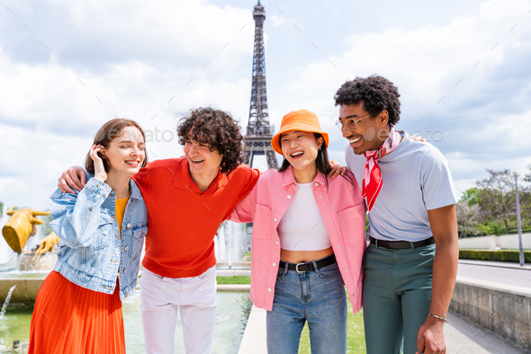 Group of young happy friends visiting Paris and Eiffel Tower Stock ...