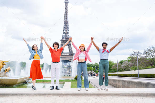 Group of young happy friends visiting Paris and Eiffel Tower Stock ...