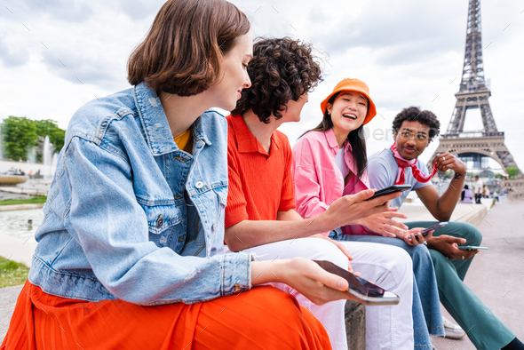 Group of young happy friends visiting Paris and Eiffel Tower Stock ...