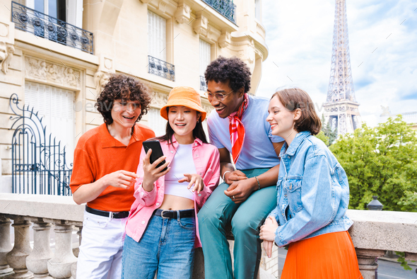 Group of young happy friends visiting Paris and Eiffel Tower Stock ...