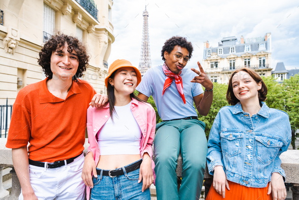 Group of young happy friends visiting Paris and Eiffel Tower Stock ...