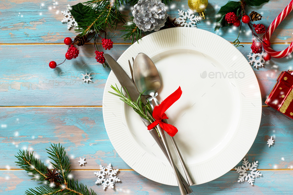 Christmas table setting. Festive plate and cutlery with decor on ...