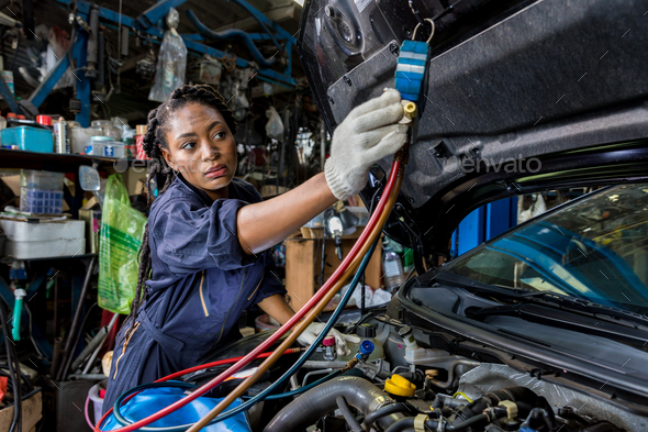 Auto mechanic monitor to check and fixed car air conditioner system in ...