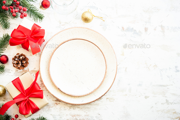 Christmas table setting with plate, cutlery and christmas decorations ...