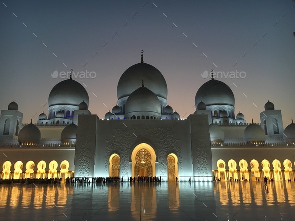 Sheikh Zayed Mosque in blue hour. People are going for pray Stock Photo ...