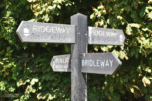 Ridgeway and bridle way walking trail path wooden sign Stock Photo by ...