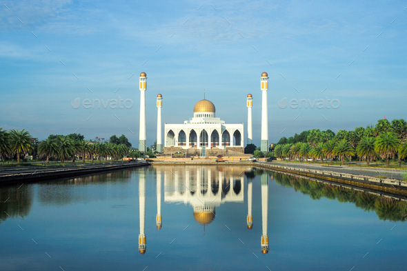 Landscape of central mosque reflects to the pond with clear blue sky ...