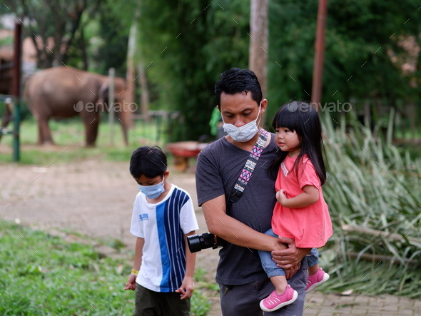 Daddy and kids at the zoo, the little girl crying because want to ride ...