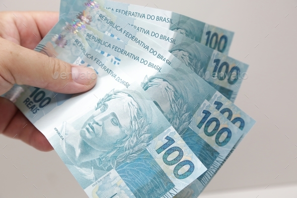 Nota de cem 100 reais brasileiro em especie. Stock Photo by luislimajr