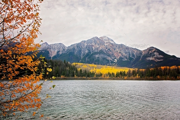 Autumn in Alberta's rocky mountains. Pyramid Lake and Pyramid Mountain ...