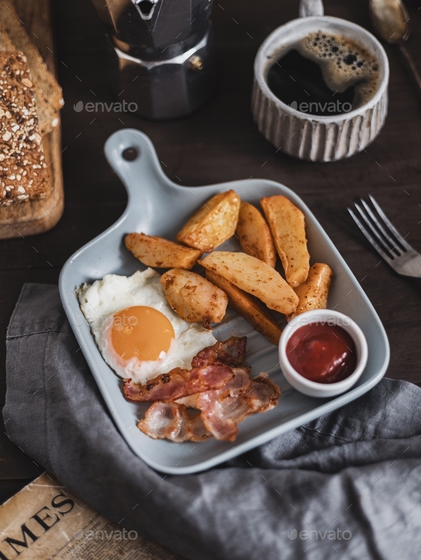 Countryside breakfast: scrambled eggs with bacon and potatoes Stock ...