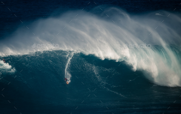 Surfing the famous Peahi “jaws” on Maui Stock Photo by drewsulock