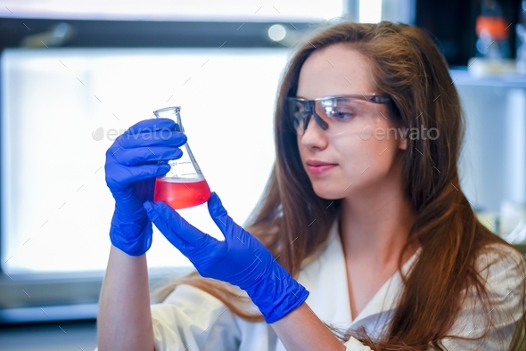 Female student working in a chemistry lab wearing PPE Stock Photo by ...