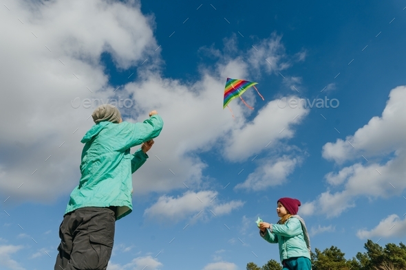 Father with his 5 years old daughter prepairing kite to fly Stock Photo ...