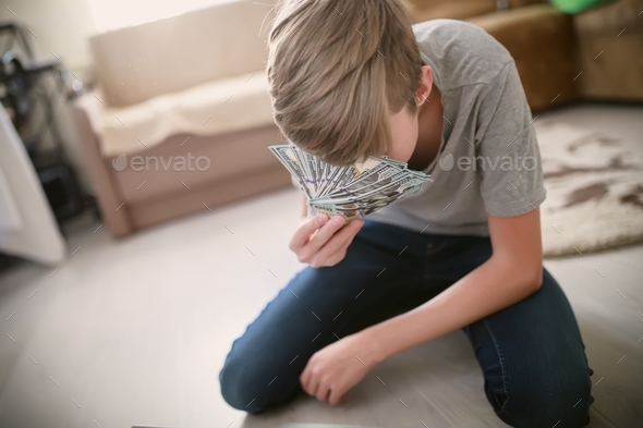 The boy covered his face with a wad of money. Teen bragging about ...
