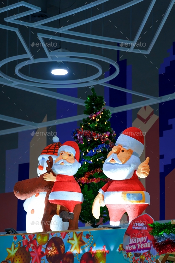 Santa Claus dolls and Christmas decorations with lighting display ...