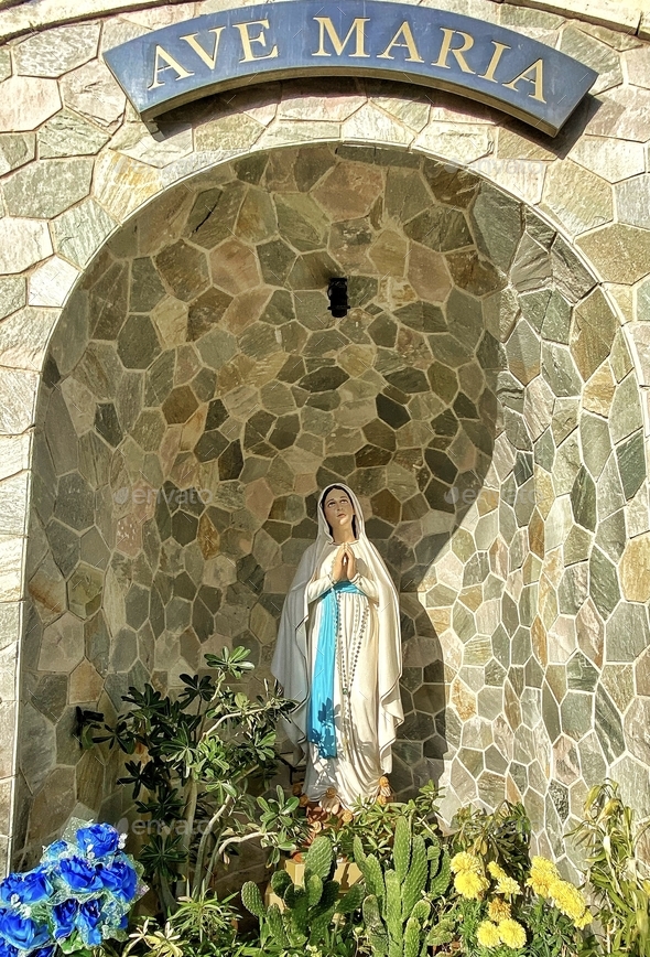 “Ave Maria” Devotional grotto statue of The Virgin Mary Stock Photo by ...
