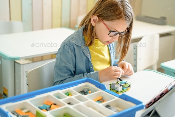 Programming work for robotics in elementary school. Children girls ...