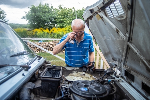 elderly man Manual car repair at the time of breakdown outside the car ...