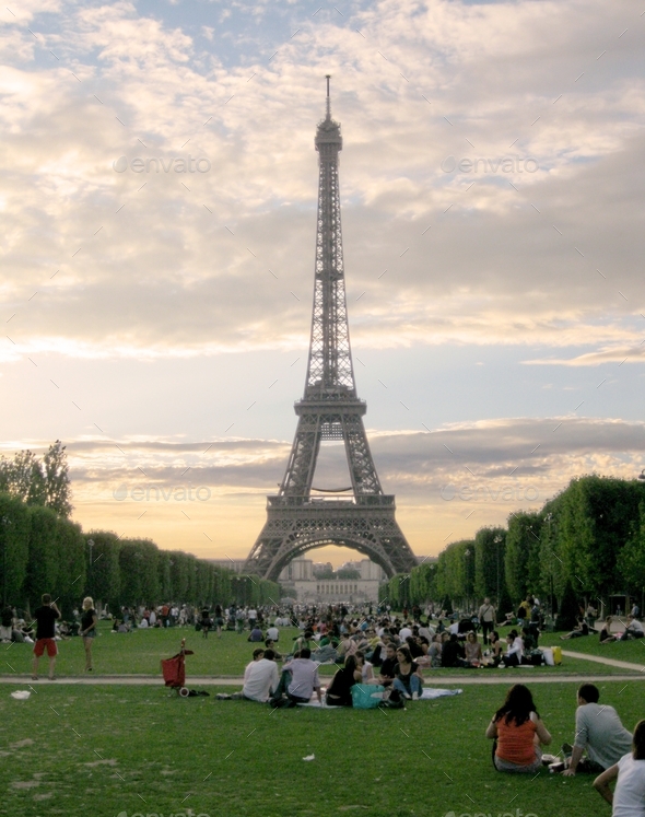 Traditional friends & family sunset picnic at The Champ de Mars long ...