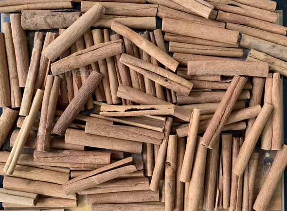 Textured cinnamon sticks background with copy space mockup friendly for ...