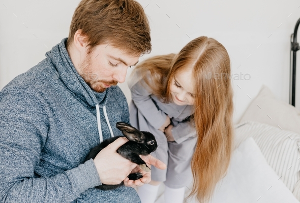 dad young man and his little red haired girl daughter sitting in a ...
