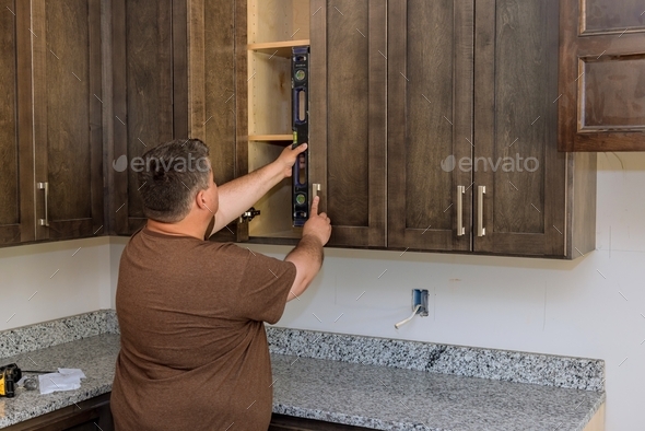 Checks level of adjusting the correct installation of the cabinet ...