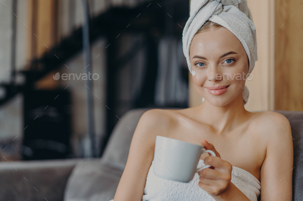 Adorable woman with natural makeup and healthy skin, poses bare ...