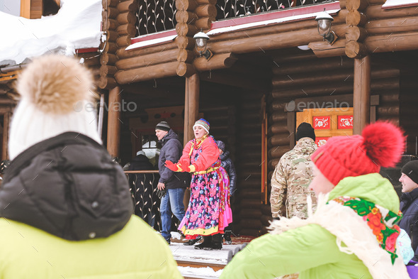 People having fun, dancing and singing on Russian ethnic carnival ...