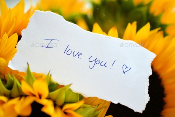 Handwritten note message saying I love you with drawn heart in ...