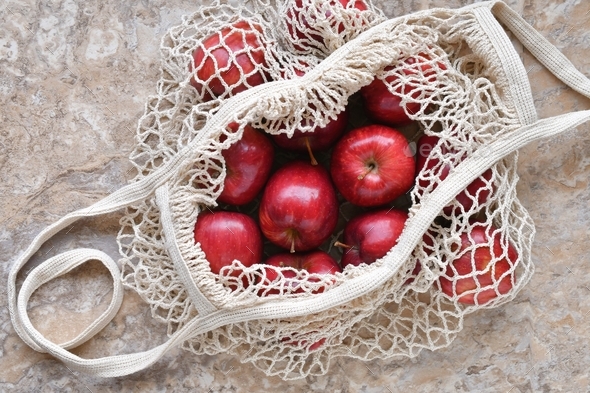 Red Delicious apples in Eco-friendly low waste, reusable string bag ...