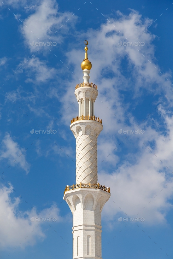Sheikh Zayed Grand Mosque in Abu Dhabi, minaret against the blue sky ...