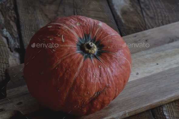 Ambercup squash, aka Amber Cup, aka Red Kabocha on wooden table Stock ...