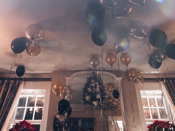 Helium filled party balloons at the ceiling in the living room ...