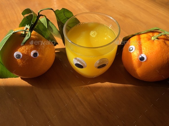 Fresh oranges and freshly squeezed orange juice, all with googly eyes ...