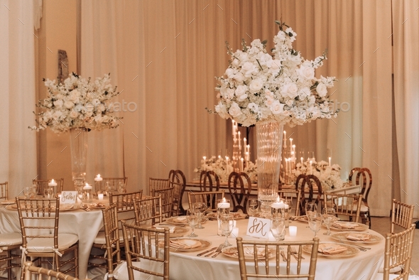 Elegant event set up with floral arrangements and candlelight Stock ...