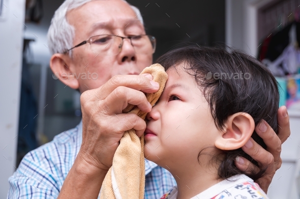 Parents take care of their child's injuries with ice splicing. A 1-2 ...