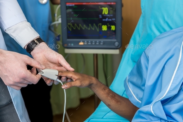 Doctor using tool Measure pulse rate and oxygen to patient Stock Photo ...