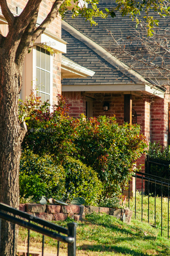 Neighborhood - houses along the street / front yard Stock Photo by ...