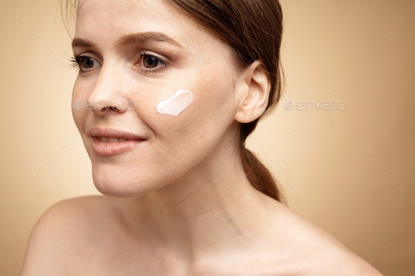 uses face and body cream moisturizing and scrub, clean and smooth skin ...