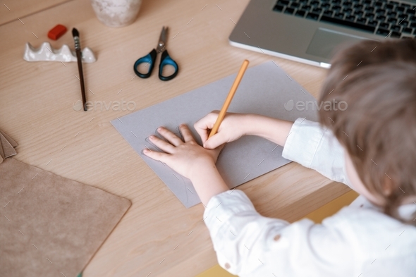 Child trace around a hand on paper with pencil using video lesson for ...