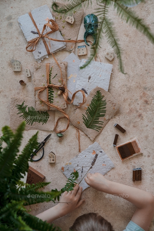 DIY of gift card with craft paper from recycled materials and plants ...