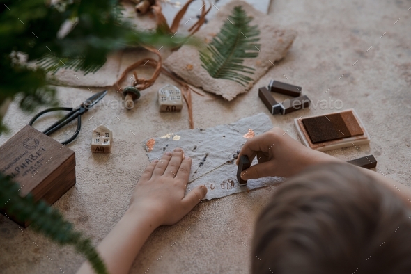 DIY of gift card with craft paper from recycled materials and plants ...