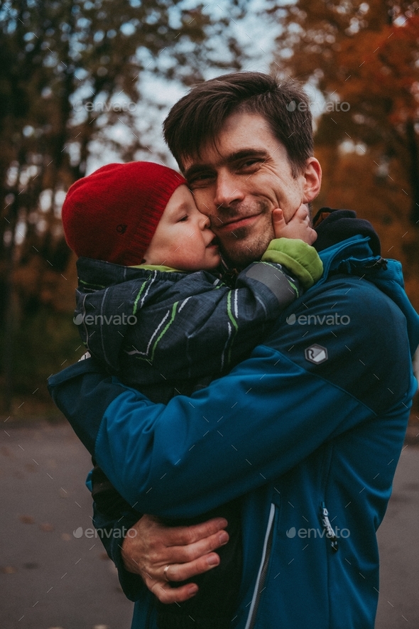 little boy hugging and kissing dad, dad is happy and smiling Stock ...