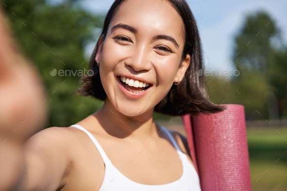 Portrait of asian woman taking break, breathing heavily and panting ...